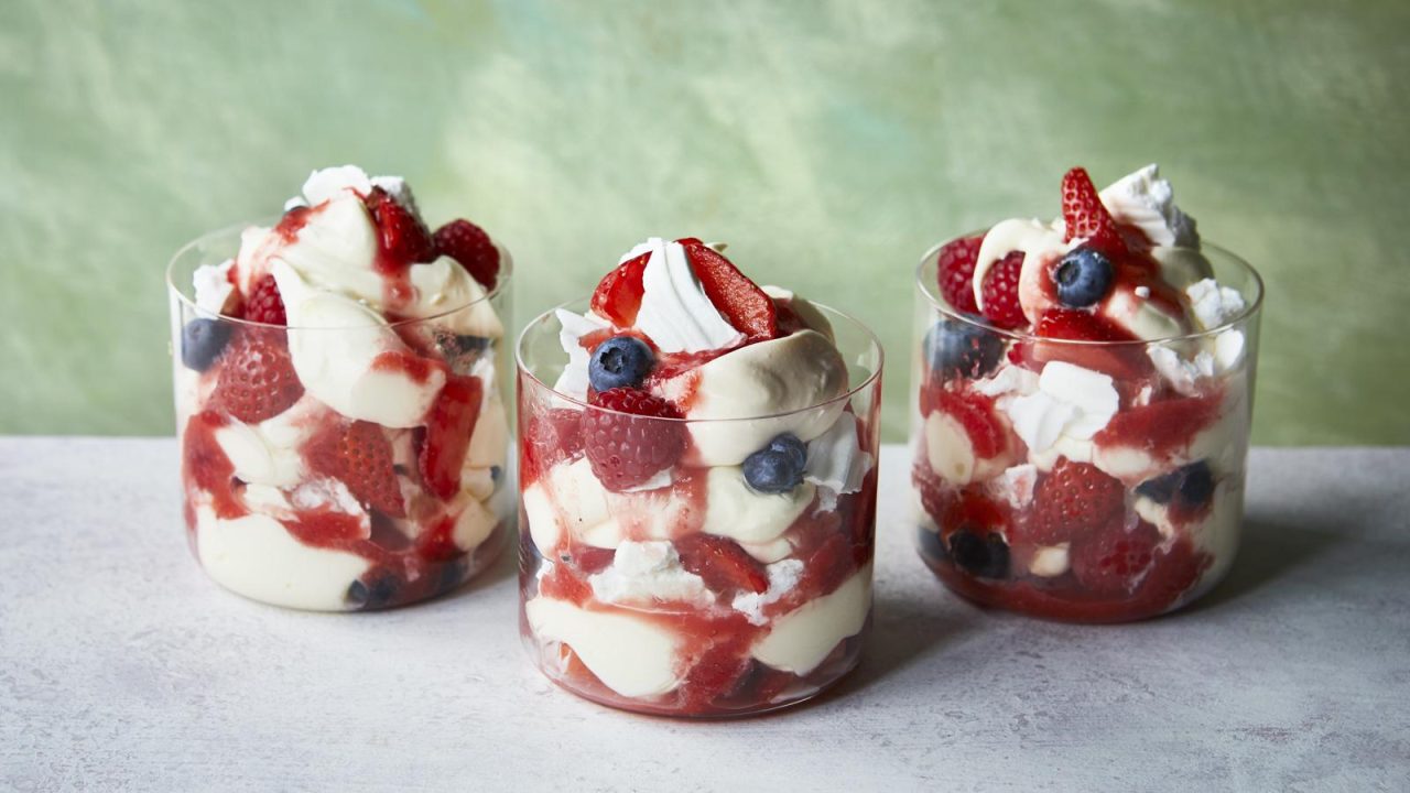 Nikmati Eton Mess: Dessert Khas Inggris yang Sederhana dan Menggugah ...